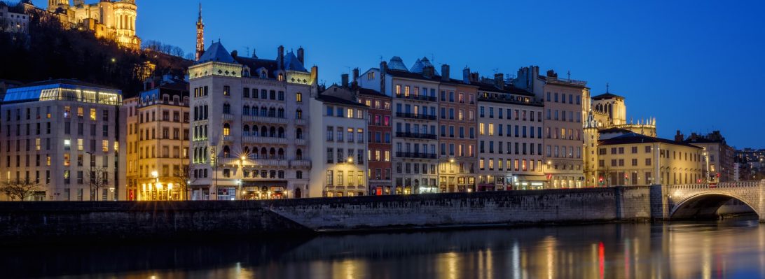 cropped-view-of-lyon-with-saone-river-at-night.jpg – Le Temps des Pierres
